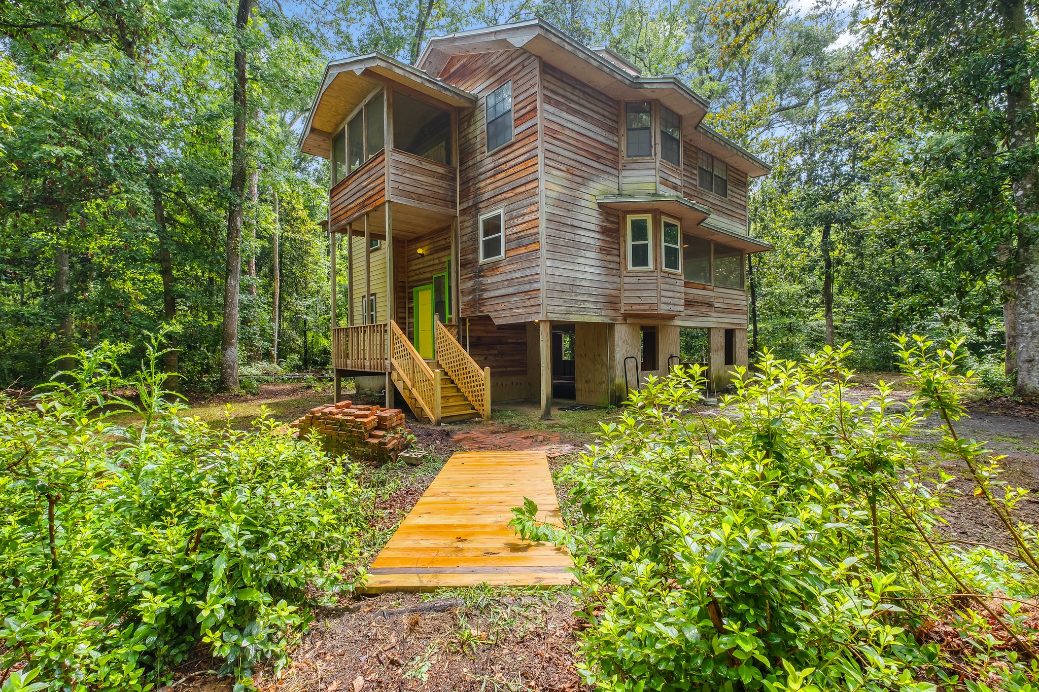 ARTISTIC SWAMP CABIN - Miccosukee Land Coop - Foundation for ...